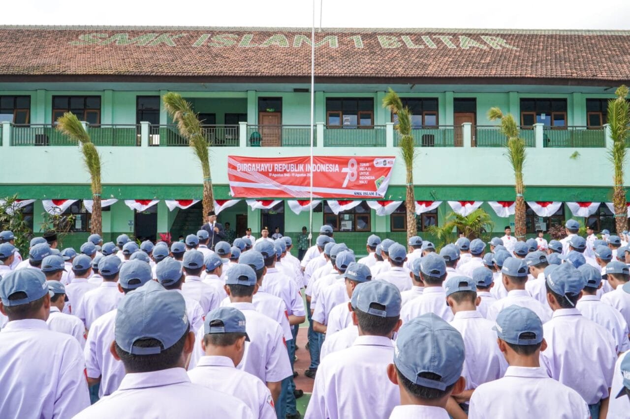 Upacara Penurunan Bendera Merah Putih Menandai Kemeriahan Peringatan ...