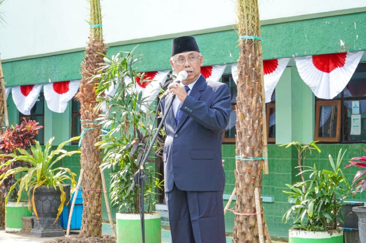 Upacara Penurunan Bendera Merah Putih Menandai Kemeriahan Peringatan ...