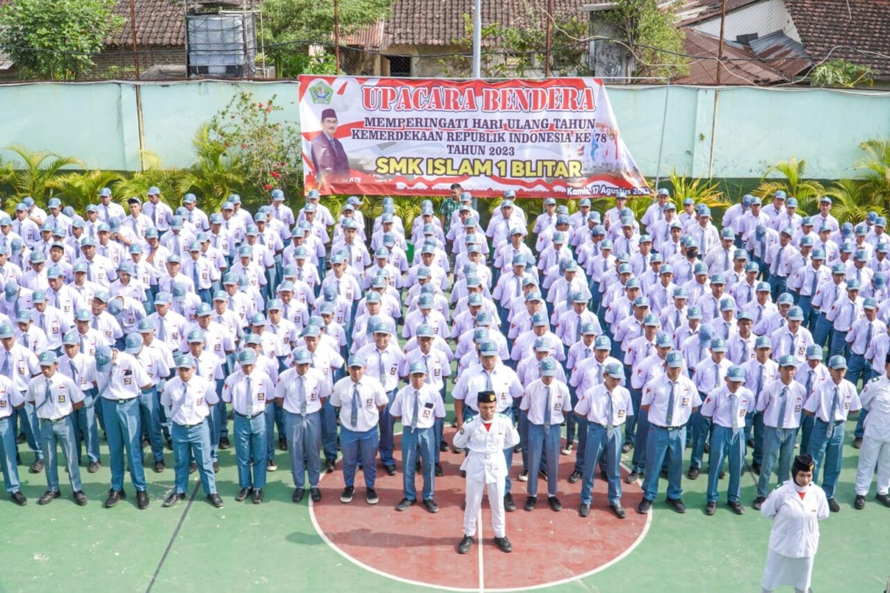 Upacara Penurunan Bendera Merah Putih Menandai Kemeriahan Peringatan ...